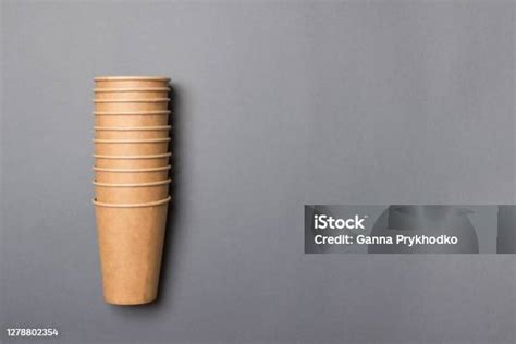 친환경 골판지 컵 그룹은 복사 공간이있는 회색 배경에 놓여 있습니다 모형 클로즈업 생태의 개념 0명에 대한 스톡 사진 및 기타 이미지 Istock