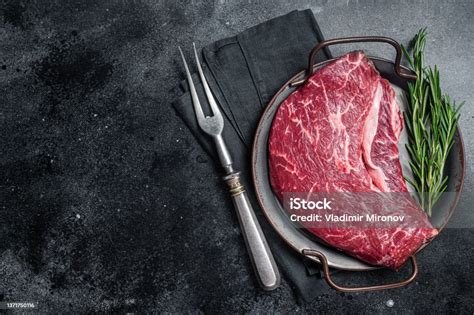 로즈마리가 있는 강철 트레이에 생톱 등심 쇠고기 고기 스테이크 검은 색 배경 맨 위 보기입니다 복사 공간 0명에 대한 스톡 사진 및 기타 이미지 Istock