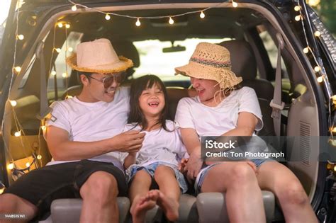 해변에서 행복한 아시아 가족의 웃는 초상화 해변 여행에서 함께 즐거운 시간을 보내는 가족 해변 휴가 휴가에 있는 가족 자유와 여행 개념 가족에 대한 스톡 사진 및 기타