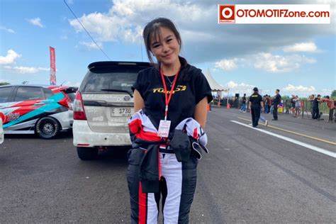 Jaga Mood Buat Ester Rita Tersenyum Bahagia Di Pertamax Turbo Drag Fest