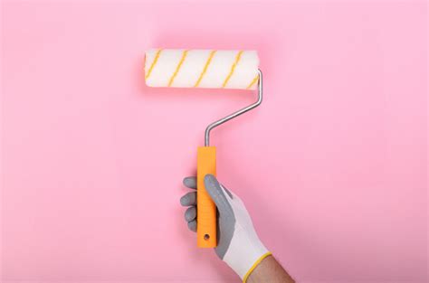 주택 개조 개념 노란색 페인트 롤러와 복사 공간이있는 분홍색 벽 0명에 대한 스톡 사진 및 기타 이미지 0명 Diy 개념 Istock