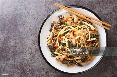 국수 고기 버섯 야채를 곁들여 볶은 한국 음식을 접시에 클로즈업합니다 수평 평면도 잡채에 대한 스톡 사진 및 기타 이미지 잡채 0명 간장 Istock
