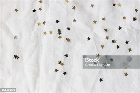 크리스마스 새해 구성 흰색 린넨 식탁보 배경에 장식 황금색과 검은 색종이 별 축 하 생일 파티 컨셉 플랫 레이 상단 보기 복사 공간을 비웁습니다 식탁보에 대한 스톡 사진 및