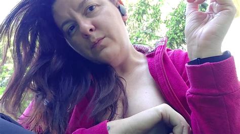 On Fume Une Clope Ensemble Dans Un Jardin Public Pendant Que Je Te