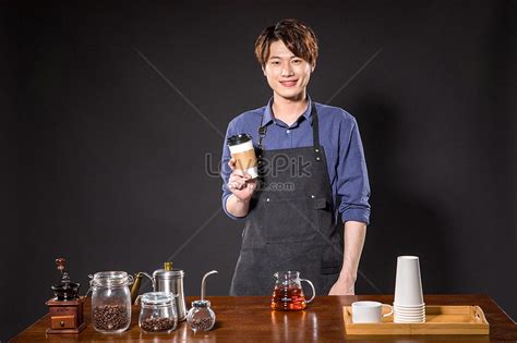 커피를주는 바리 스타 사진 무료 다운로드 Lovepik