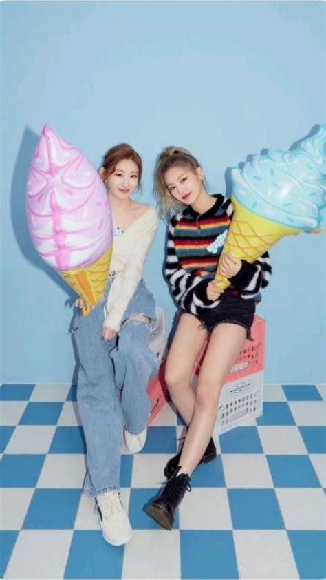 Pin By • • On סיכות Pin שלכם Itzy Kpop Girls Blackpink Fashion