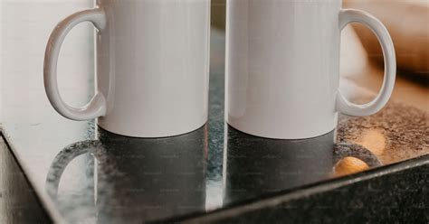 카운터 위에 놓여 있는 하얀 커피 머그잔 두 개 사진 Unsplash의 머그잔 이미지