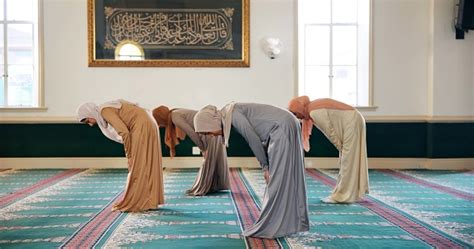 이슬람의기도 절 및 모스크에서 여성들은 성스러운 카펫에서 알라에 대한 감사와 지원을 제공합니다 무릎을 꿇고 공동체 또는