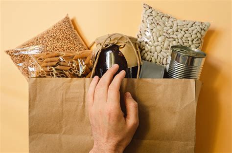 검역을 위한 식량 공급 위기와 남성 손과 종이 가방 메밀 파스타 통조림 식품 렌즈콩 화장지 음식 배달 기부 코로나 바이러스 0명에 대한 스톡 사진 및 기타 이미지 Istock