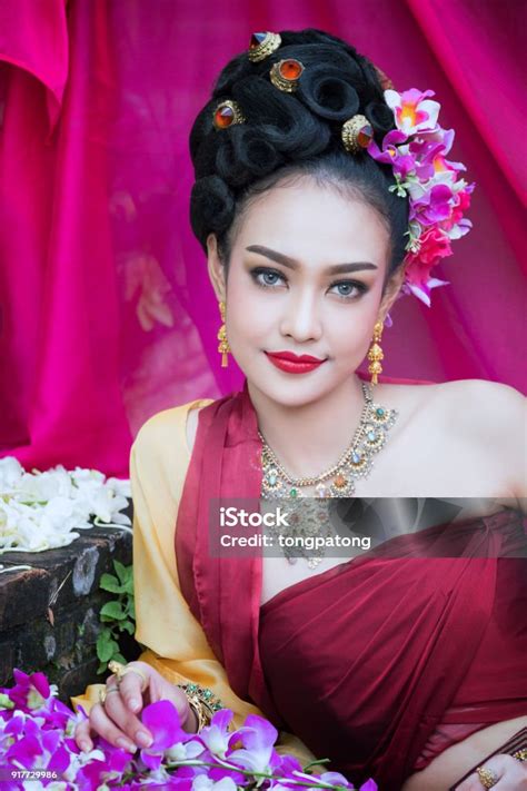Gadis Thailand Cantik Dengan Kostum Pakaian Tradisional Di Choeng Tha