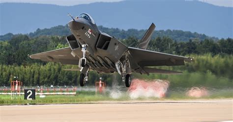 한국형 전투기 보라매 최초비행 성공 2호기도 곧 시험비행