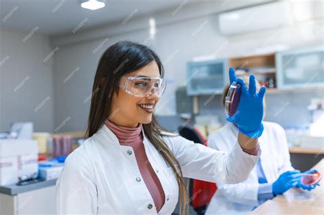 과학자는 다양한 박테리아 조직 및 혈액 샘플을 사용하여 페트리 접시와 함께 작업합니다 Dna 강화 약물로 질병을 치료하는