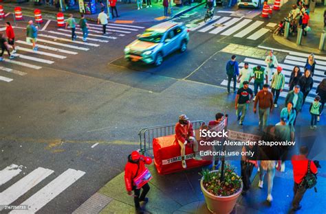 밤에 브로드 웨이 교차로의 빨간 계단에서 바라본 전망 도시의 불빛 아래에서 움직이는 자동차와 보행자 거리에 대한 스톡 사진 및 기타 이미지 Istock