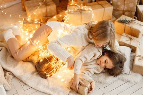 Klein Meisje En Haar Moeder Lagen Op De Vloer En Hadden Plezier Samen Stock Afbeelding Image