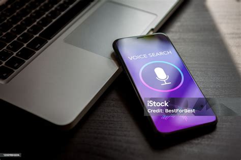 음성 검색 기술 사운드 인식 Siri 음성 감지 및 딥 러닝 개념 휴대 전화 화면에 마이크와 웨이브 아이콘응용 프로그램입니다