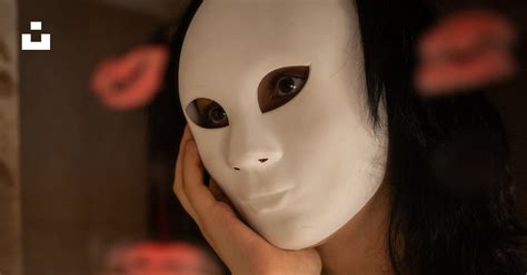 흰 마스크를 쓴 여성이 거울에 비친 자신의 모습을 바라보고 있다 사진 Unsplash의 무료 소녀 이미지