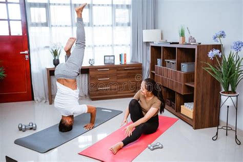 Hermosa Pareja Joven Haciendo Ejercicio Juntos En Casa Imagen De Archivo Imagen De Estera