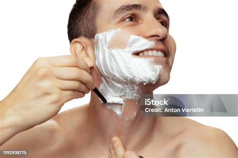 하얀 스튜디오 배경에 고립 된 크림과 면도기로 면도하는 얼굴을 가진 젊은 웃는 남자의 초상화 매끄러운 피부 35 39세에 대한 스톡 사진 및 기타 이미지 Istock