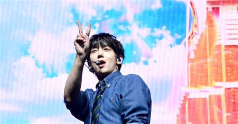 앰퍼샌드원 나캠든 귀엽게 브이 그리며 사진