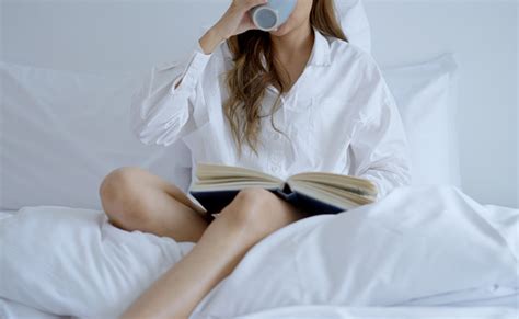 아침에 침대에 앉아 책을 읽으면서 커피를 마시는 젊은 여자 건강한 생활방식에 대한 스톡 사진 및 기타 이미지 건강한 생활방식 레저 활동 마시기 Istock