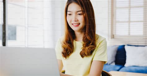 노트북을 사용하는 아시아 사업가는 거실에서 집에서 스마트하게 일하는 동안 화상 통화로 동료들과 계획에 대해 이야기합니다 자가 격리 사회적 거리두기 코로나 바이러스