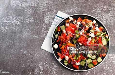 어두운 배경에 둥근 접시에 올리브 토마토 오이 핑크 양파와 페타 치즈그리스 샐러드 0명에 대한 스톡 사진 및 기타 이미지 0명 건강한 생활방식 건강한 식생활 Istock