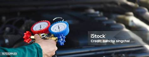 자동차 에어컨 검사 서비스 누출 감지 충전 냉매 전문 기술자에 의해 자동차의 장치 및 미터 액체 냉각 건강관리와 의술에 대한 스톡 사진 및 기타 이미지 Istock