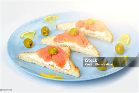 전채 흰색 배경에 파란색 접시에 연어와 샌드위치를 엽니 다 전통 이탈리아 요리 또는 스칸디나비아 요리 적절한 영양과 건강한