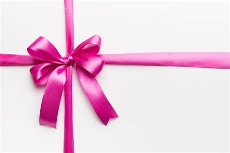 보라색 리본의 상단 보기 압연과 분홍색 활은 색깔의 배경에 고립 복사 공간이 있는 플랫 레이 나비매듭에 대한 스톡 사진 및 기타 이미지 Istock