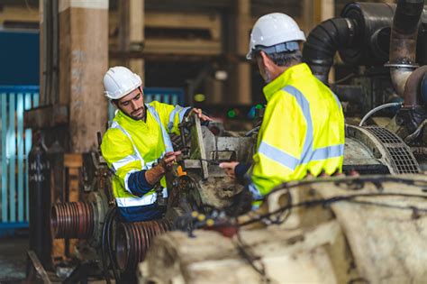 건설 공장에서 중공업 제조 기계의 안전 시스템을 점검하고 생산 작업 기술의 공장 장비를 서비스하기 위해 일하는 전문 기술자 엔지니어 25 29세에 대한 스톡 사진 및 기타