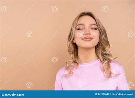 Jovencita Complacida Sonriendo Con Cerrado Foto De Archivo Imagen De