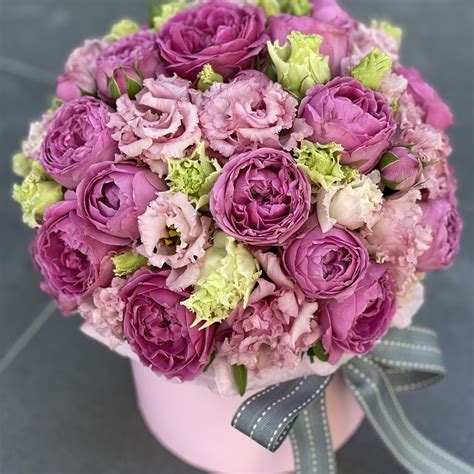 Шляпная коробка с цветами «Композиция Иветт из роз и эустом заказать и купить за 6 050 ₽ с