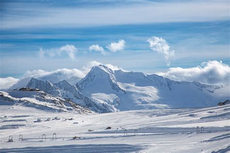 오스트리아 알프스의 산악 스키 리조트 위의 눈으로 덮인 큰 바위 산 0명에 대한 스톡 사진 및 기타 이미지 0명 겨울 경관 Istock