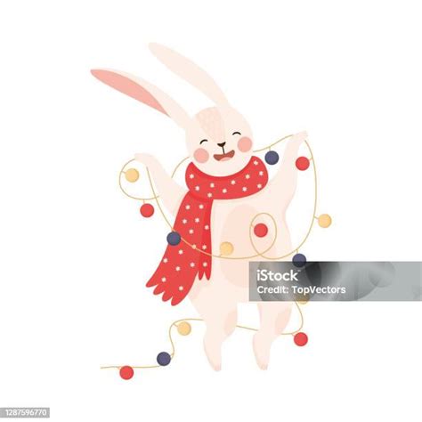 갈랜드 또는 크리스마스 트리 세트 벡터 일러스트레이션을 들고 따뜻한 스카프에 긴 귀를 가진 새해 캐릭터로 미소 토끼 크리스마스에 대한 스톡 벡터 아트 및 기타 이미지