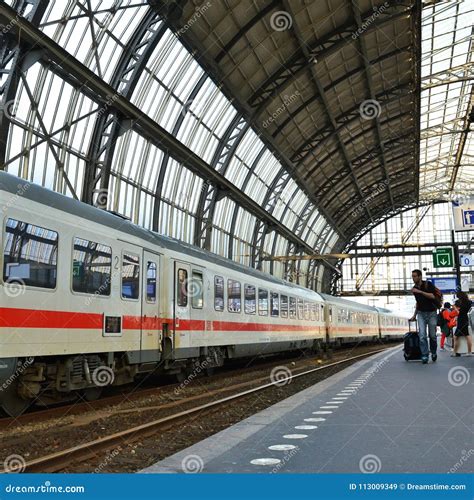 Man Running For His Train Editorial Stock Image Image Of Travel