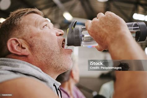 체육관에서 운동 사람 및 식수 웰빙 및 목표 운동 및 피트니스를 위한 훈련 후 남성 운동선수 및 아쿠아용 병 연습용 액체 및 에너지 유산소 운동 및 수분 공급을 위한 파워