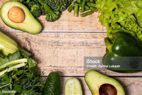 녹색 채소 아보카도 아스파라거스 브로콜리 피망 파슬리 원시 음식 다이어트 케토 다이어트 건강한 식생활에 대한 스톡 사진 및 기타 이미지 Istock