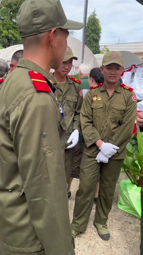 ເປັນພາບທີ່ໜ້າຊື່ນຊົມ 👏👏👏 ຖືໃດ້ວ່າ ຫາເບິ່ງໃດ້ຍາກ ລະດັບຜູ້ບັນຊາການ ນາຍພົນ ກັບ ພົນທະຫານ