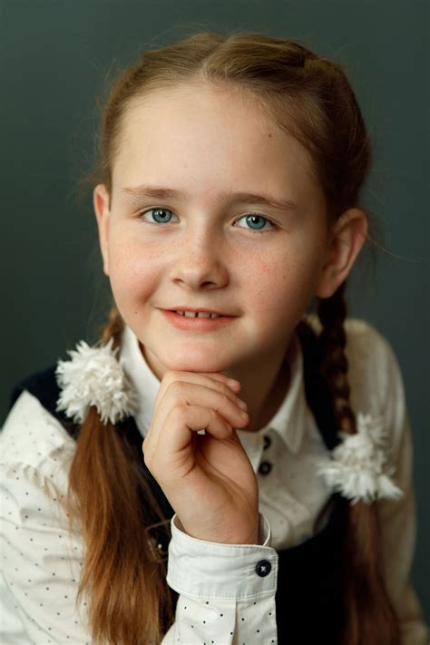 Портрет девочки с косичками ученица начальной школы Портрет Фотограф Косички