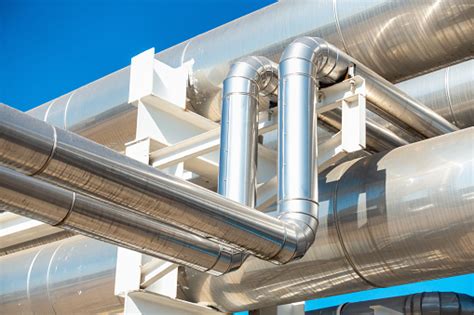 냉각기 또는 증기 파이프라인과 정유 공장에서 석유 및 가스 산업 석유 화학 유통 파이프 제조의 절연 오버 헤드 강 관 지원 및 냉각 시스템 강철에 대한 스톡 사진 및 기타