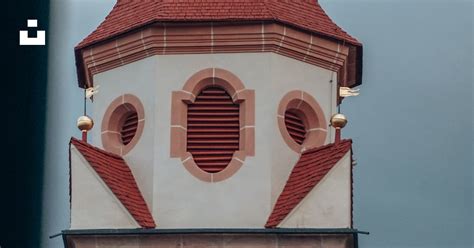 빨간 지붕이있는 건물 사진 Unsplash의 무료 오스트리아 이미지