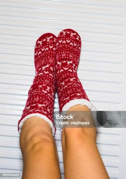집에서 흰색 라디에이터에 발을 따뜻하게 하는 여자의 클로즈업 중앙 난방 개념 가정 난방에 대한 스톡 사진 및 기타 이미지
