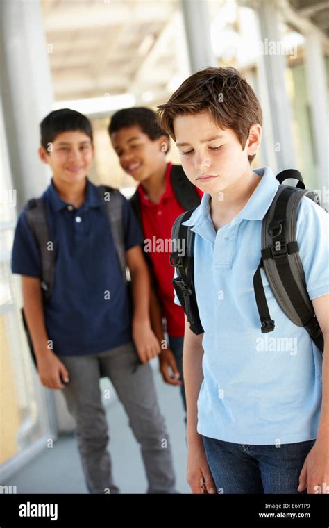 Junge In Der Schule Gemobbt Stockfotografie Alamy