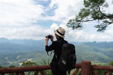 카메라를 들고 정글 모험에 서 있는 아시아 젊은 여성 여행 휴가와 라이프스타일 컨셉 2025년에 대한 스톡 사진 및 기타 이미지 2025년 25 29세 건강한 생활