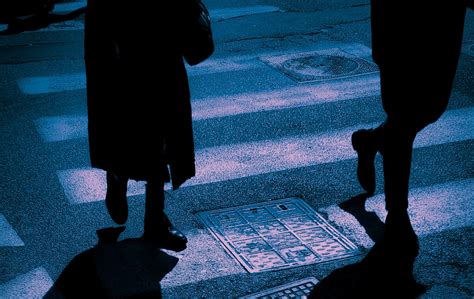 Γυρνάς ξανά και ξανά στον άνθρωπο που θέλεις ν αφήσεις Pillowfights Gr