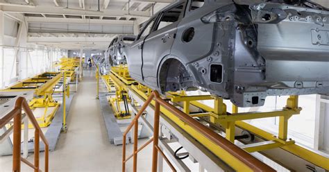 차체는 조립 라인에 있습니다 자동차 생산 공장 현대 자동차 산업 하이테크 기업에서 도색되기 전에 점검 중인 자동차 사진