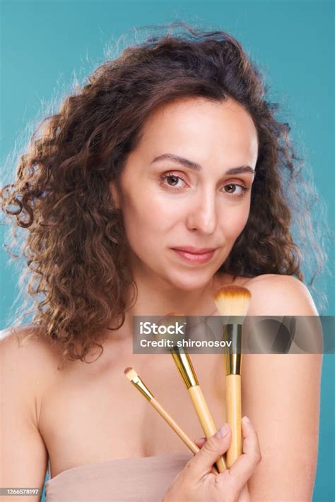 홍당무 파우더 및 아이 섀도우를 위한 3가지 전문 화장품 브러쉬를 가진 여성 갈색 머리에 대한 스톡 사진 및 기타 이미지 갈색 머리 건강한 생활방식 관능 Istock