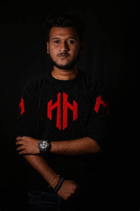 갈색 머리 검은색 미소 짓는 서 있는 수직 쐈어 스웨터 스튜디오 촬영 여성 젊은 패션 사진 포즈를 취하는 회색 배경에 관한 무료 스톡 사진