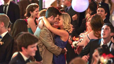 Couples Who Perform Pda In Public What Does Pda Mean Glamour