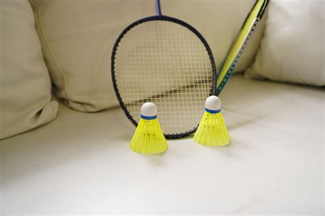 배드민턴 배드민턴 라켓과 셔틀콕을 보여주는 이미지로 훈련 클로즈업 실내 스포츠 스포츠 가제트 0명에 대한 스톡 사진 및 기타 이미지 Istock